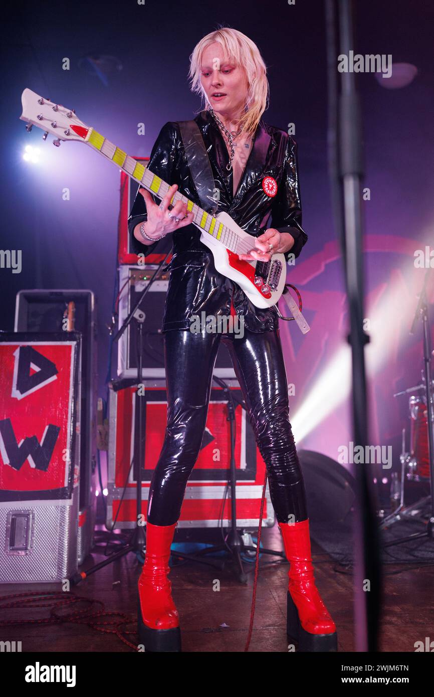 Alice band woman hi-res stock photography and images - Alamy