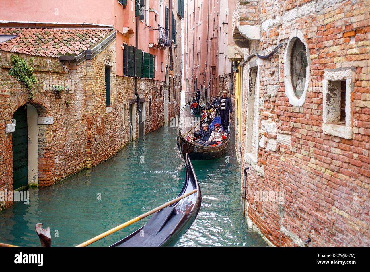Venedig hochwasser touristen hi-res stock photography and images - Alamy