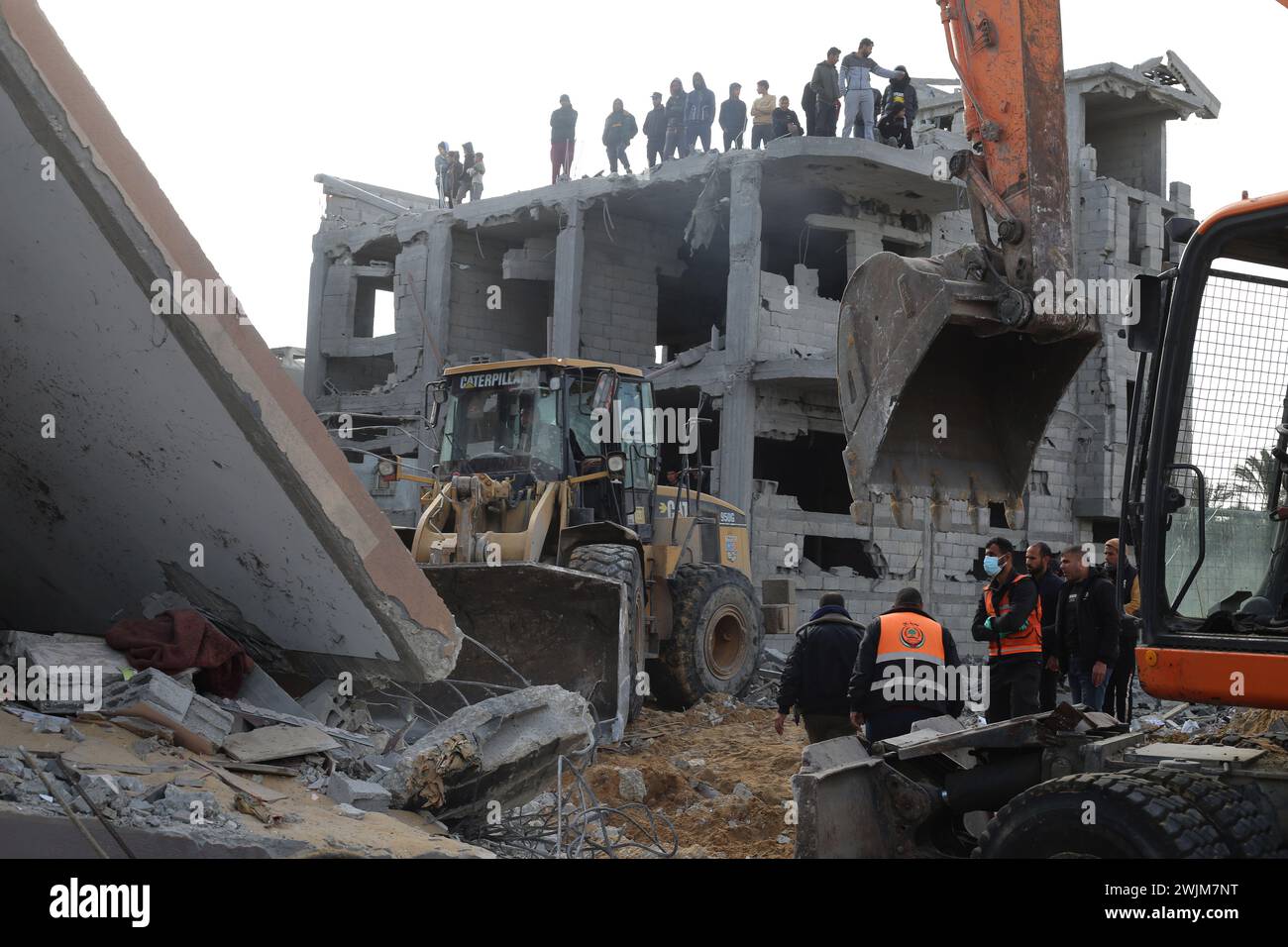 Rafah. 16th Feb, 2024. People check the rubble of a building destroyed ...