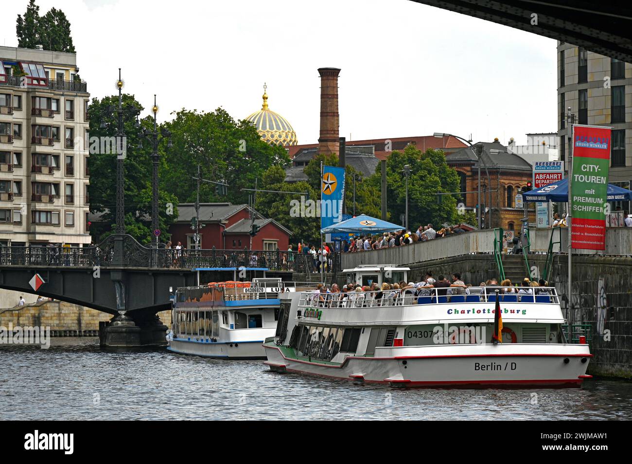 City-Touren mit dem Schiff auf der Spree in Berlin Foto vom 25.06.2022 ...