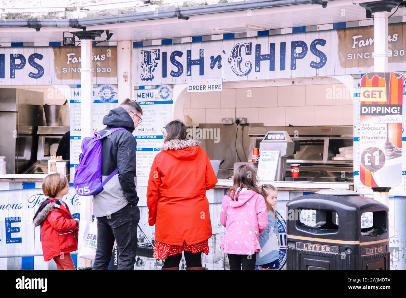 Family buying fish and chips hi-res stock photography and images - Alamy