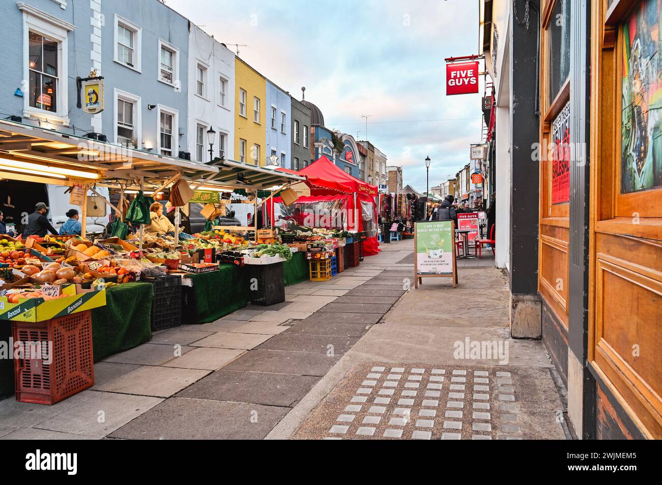 Urban market scen hi-res stock photography and images - Alamy