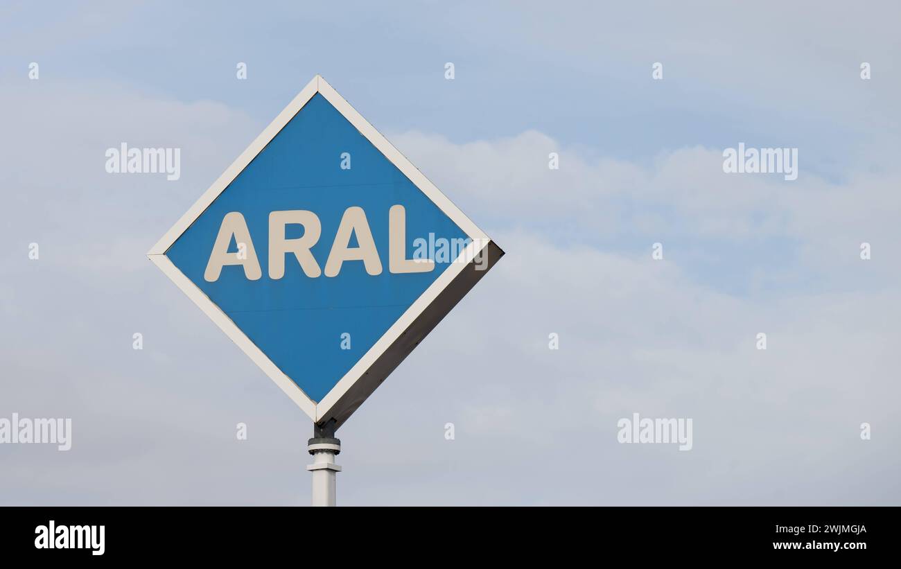 ARAL Markenzeichen am Himmel , Alltag, Deutschland, Rheinland-Pfalz, 16 ...