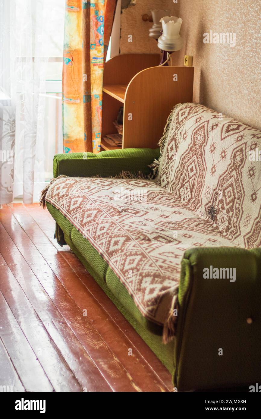 Retro couch not woman hi-res stock photography and images - Alamy