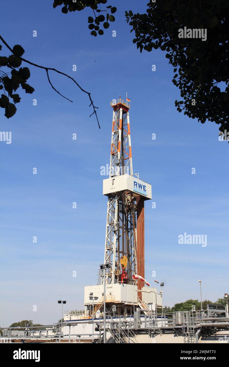 Erdgasproduktionsbohrungen hi-res stock photography and images - Alamy