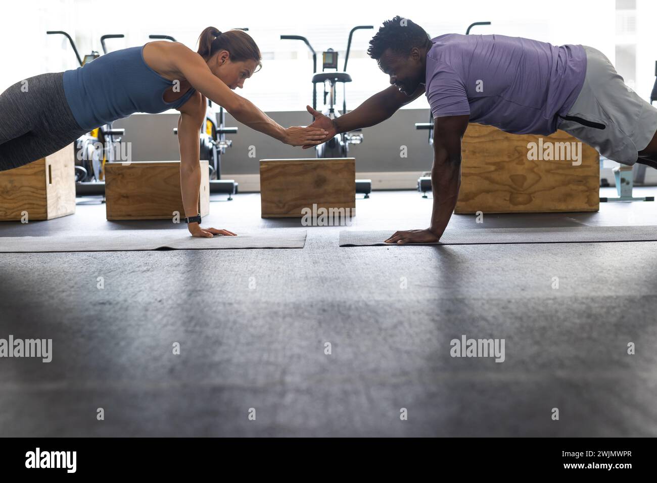 Couple in gym doing push hi-res stock photography and images - Alamy