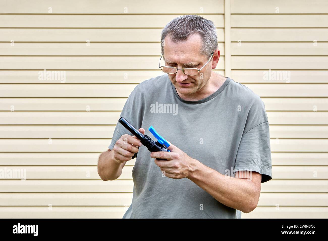 Connecting valve fitting with compression threaded fastener to HDPE ...