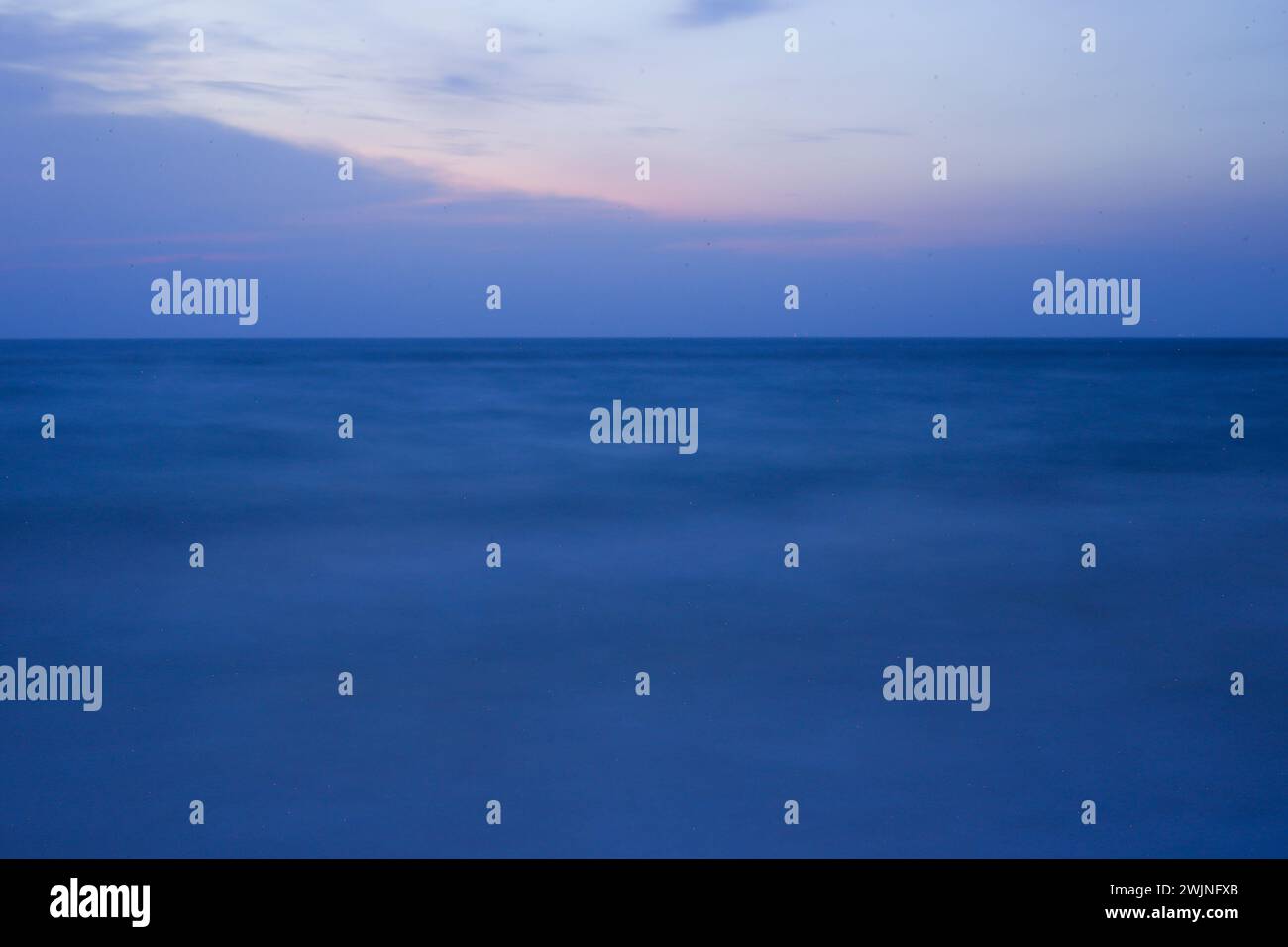 Night long shot spooky empty hi-res stock photography and images - Alamy