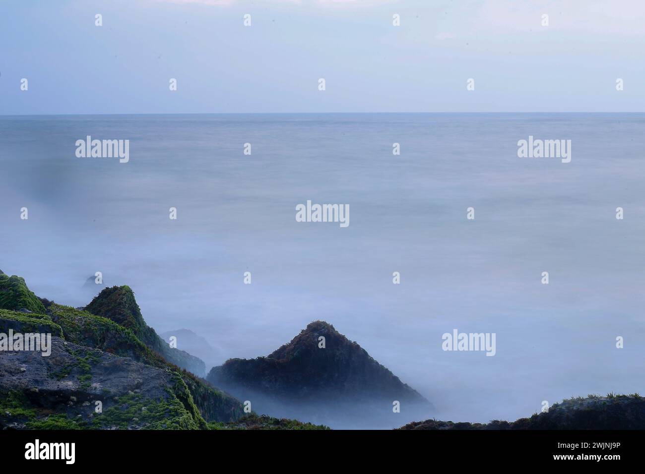 long exposure shot of the indian Ocean in Sri Lanka Stock Photo - Alamy