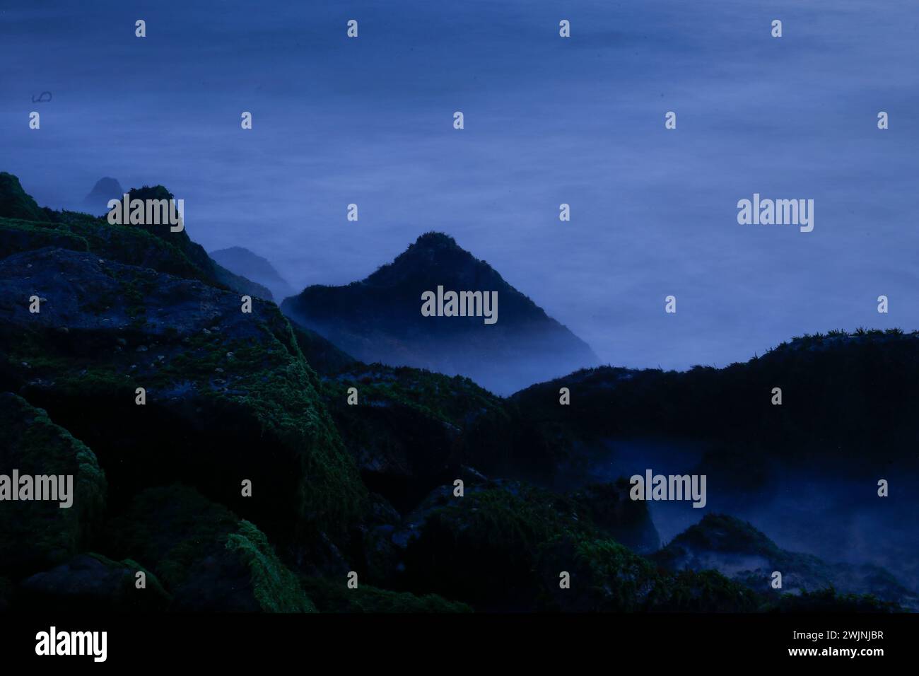 long exposure shot of the indian Ocean in Sri Lanka Stock Photo - Alamy