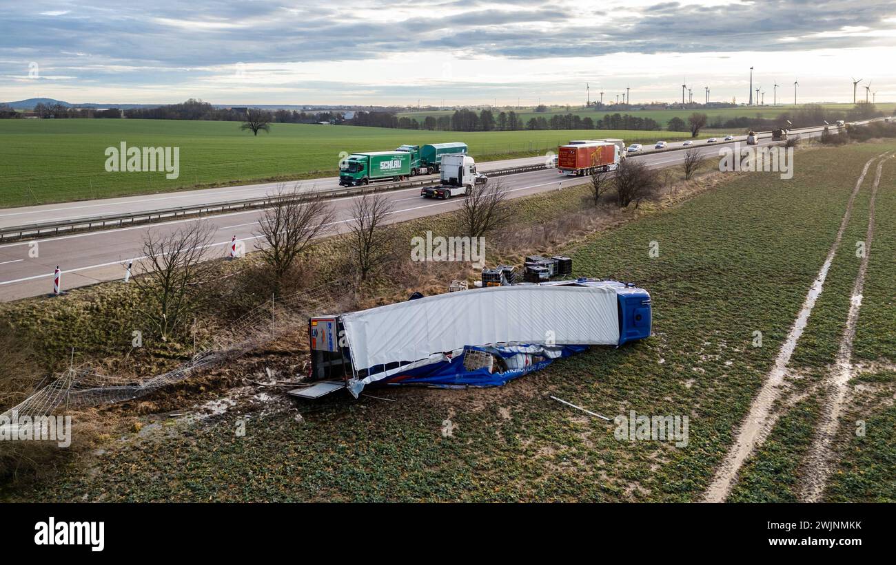 Grimma - Gefahrgut-LKW und Chemikalienbehälter liegen nach Unfall auf A14 weiterhin neben der ...