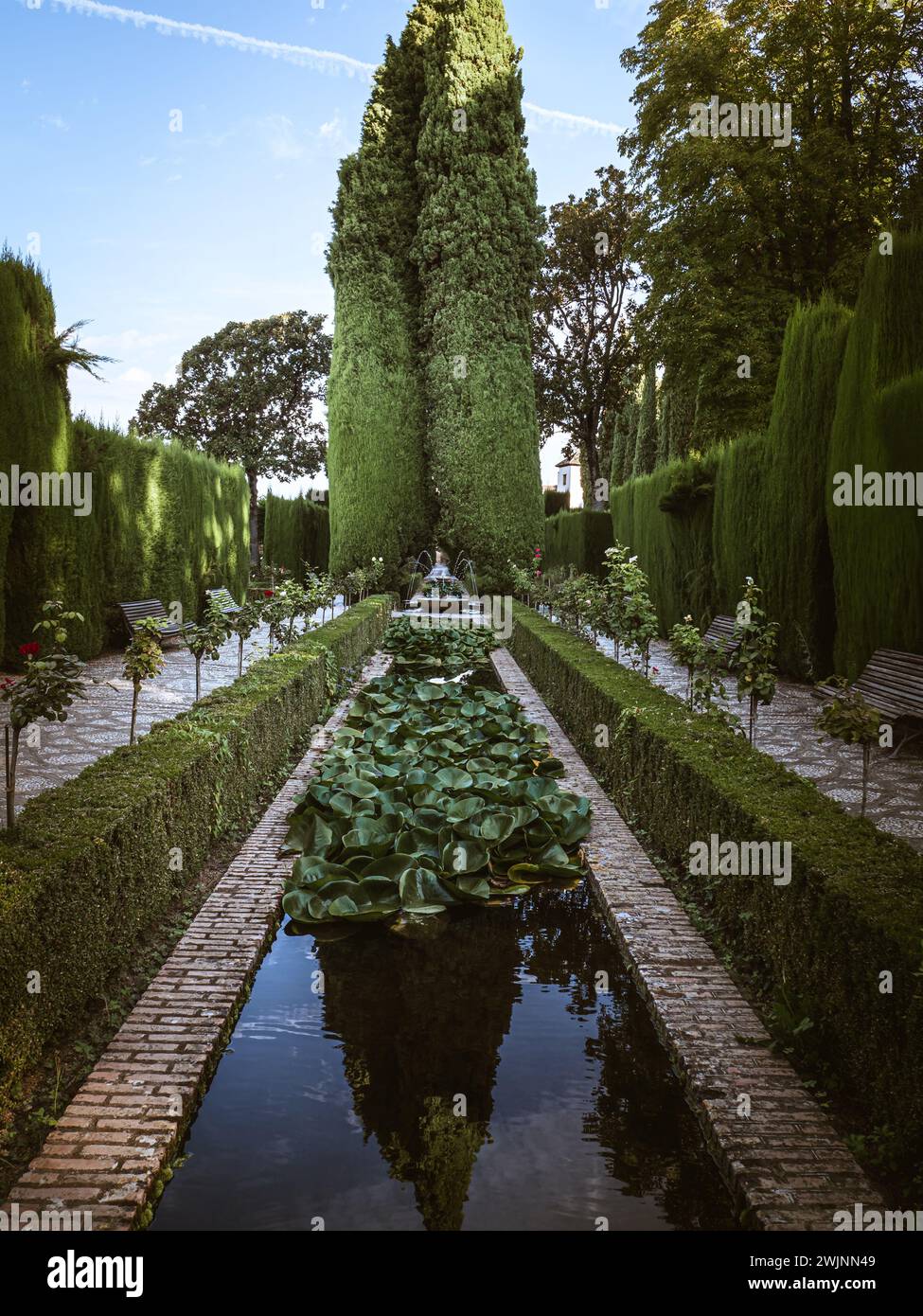 Fountain in the Generalife gardens of the Alhambra palace in Granada ...