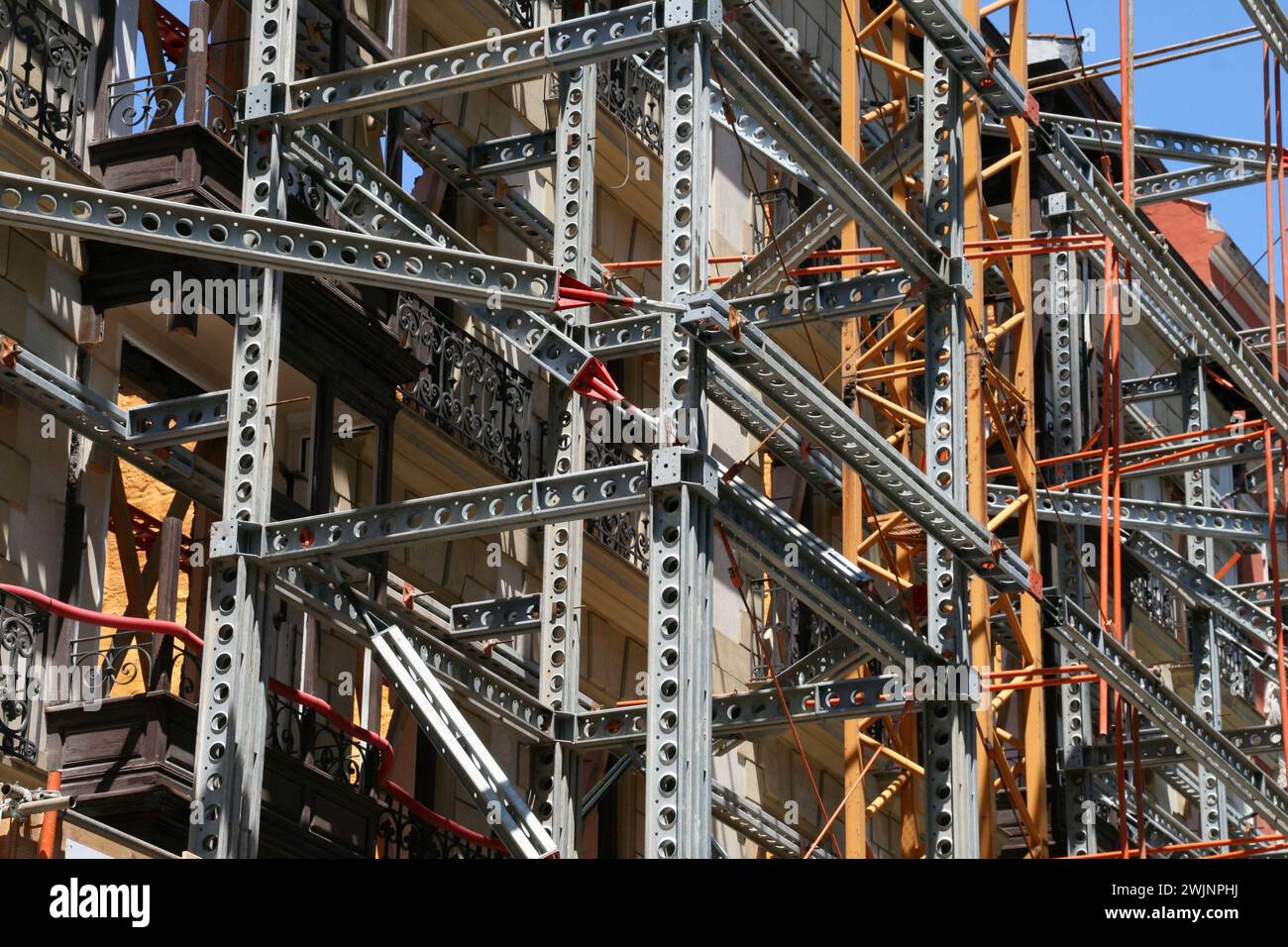 Metal scaffolding hi-res stock photography and images - Alamy