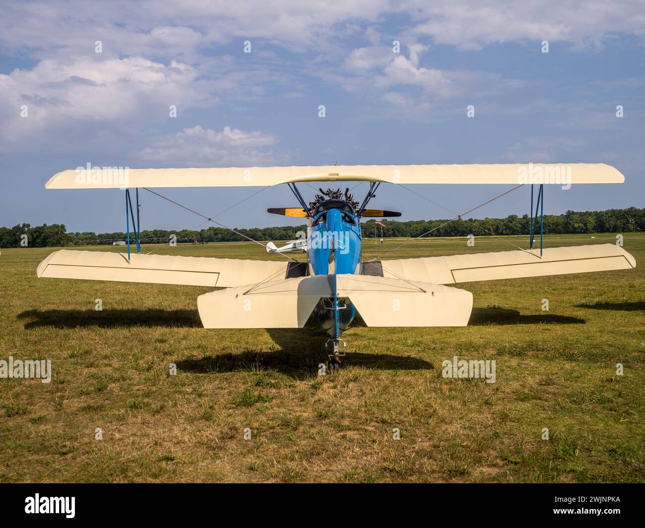 Avión biplano hi-res stock photography and images - Alamy