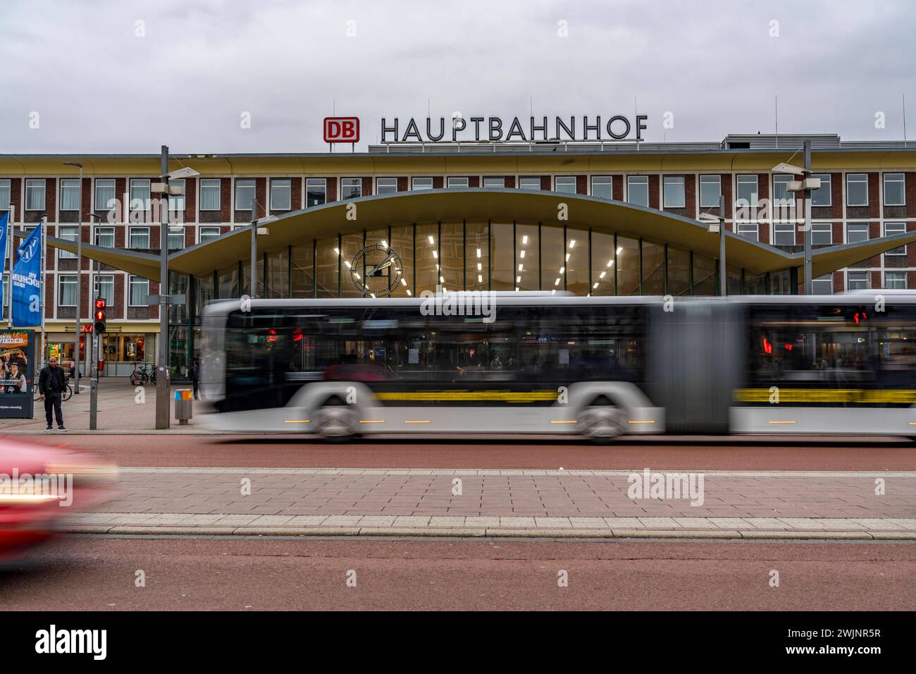 Der Hauptbahnhof von Bochum, Bahnhofshalle, Nahverkehrsbus, ÖPNV Anbindung, NRW, Deutschland ...