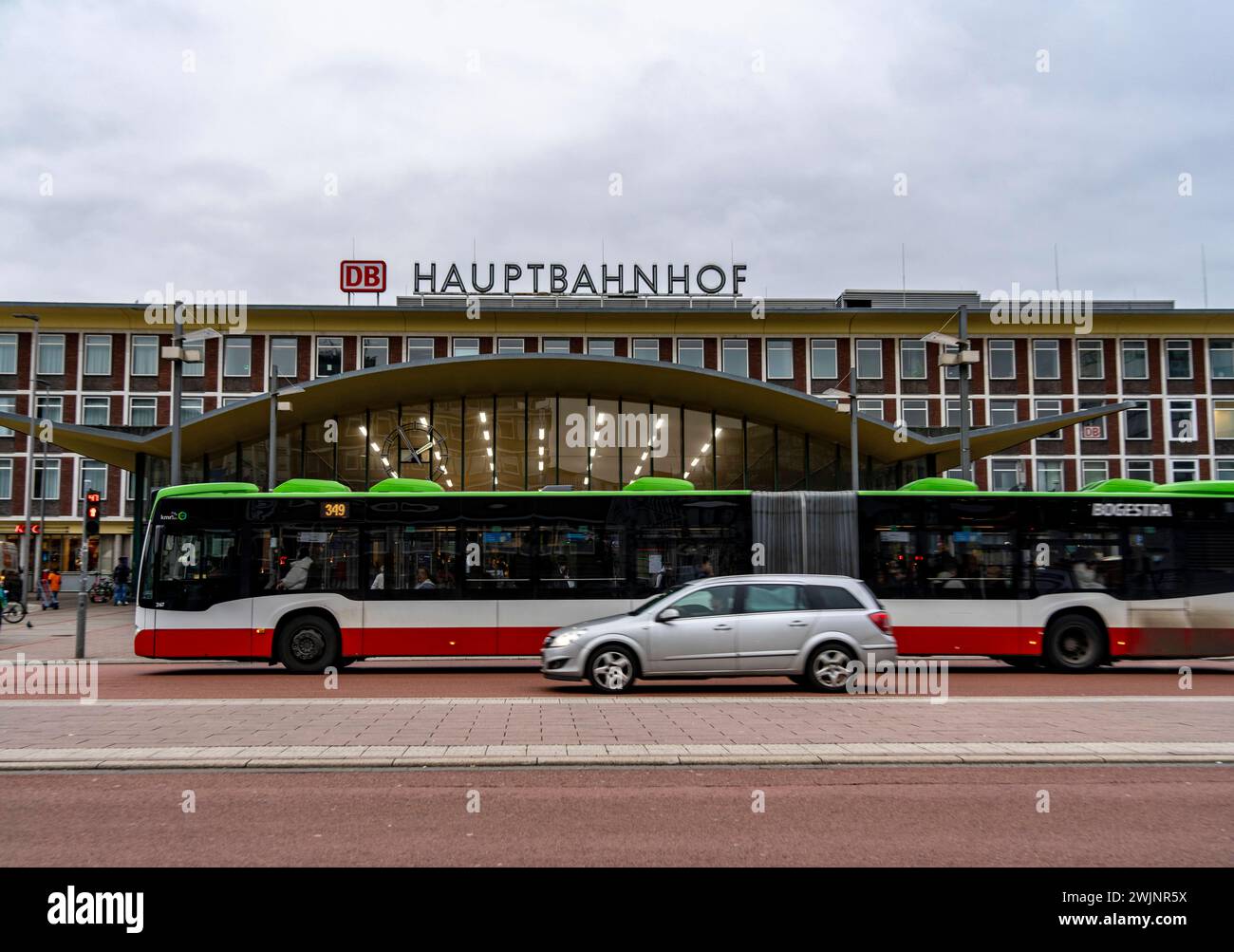 Der Hauptbahnhof von Bochum, Bahnhofshalle, Nahverkehrsbus, ÖPNV Anbindung, NRW, Deutschland ...