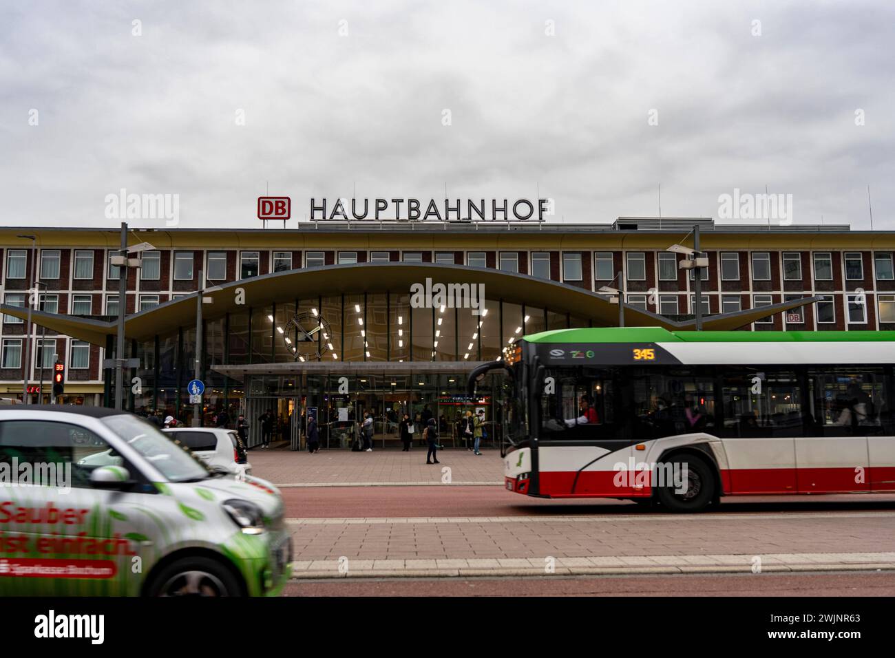 Der Hauptbahnhof von Bochum, Bahnhofshalle, Nahverkehrsbus, ÖPNV Anbindung, NRW, Deutschland ...