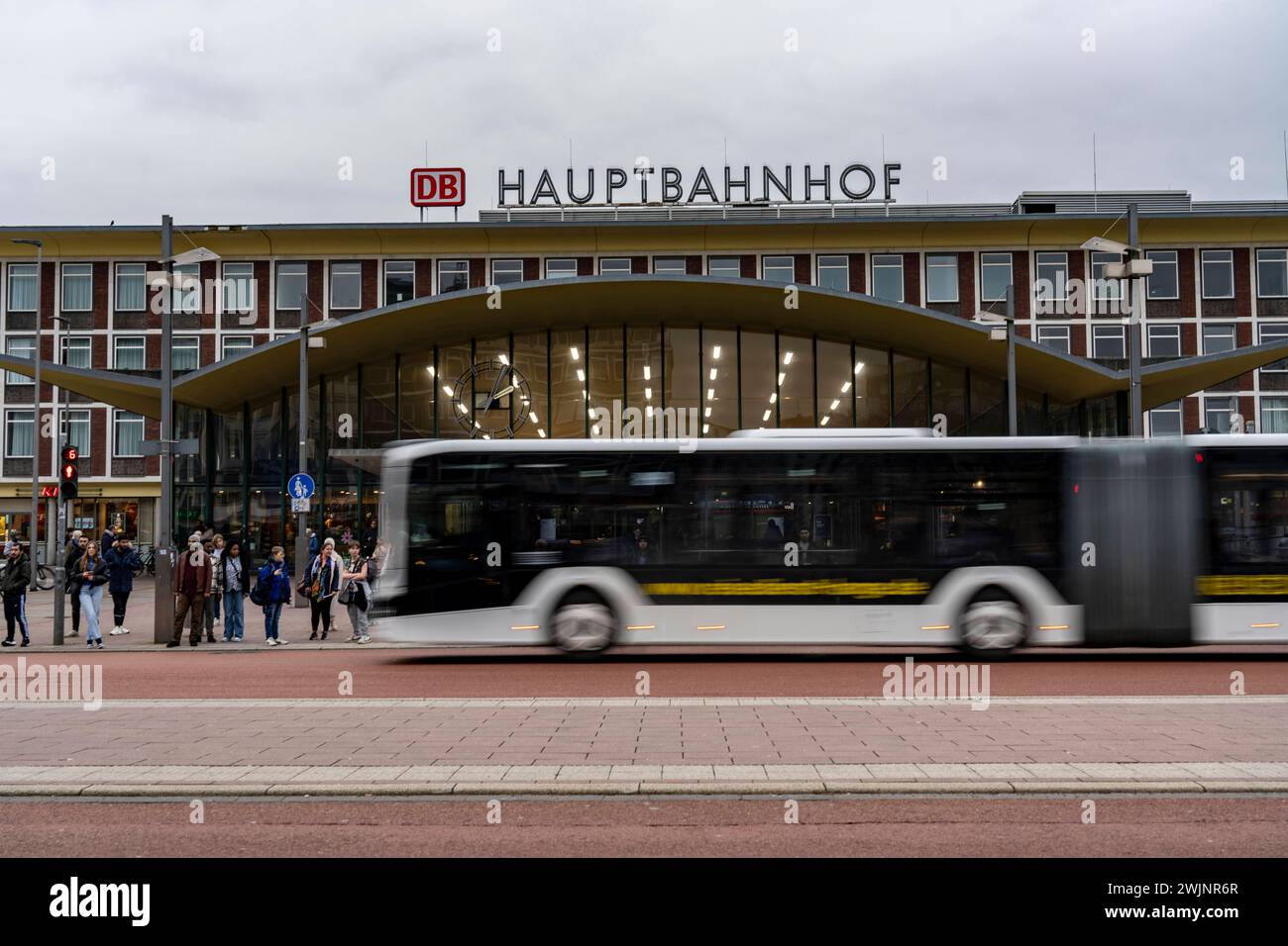 Der Hauptbahnhof von Bochum, Bahnhofshalle, Nahverkehrsbus, ÖPNV Anbindung, NRW, Deutschland ...