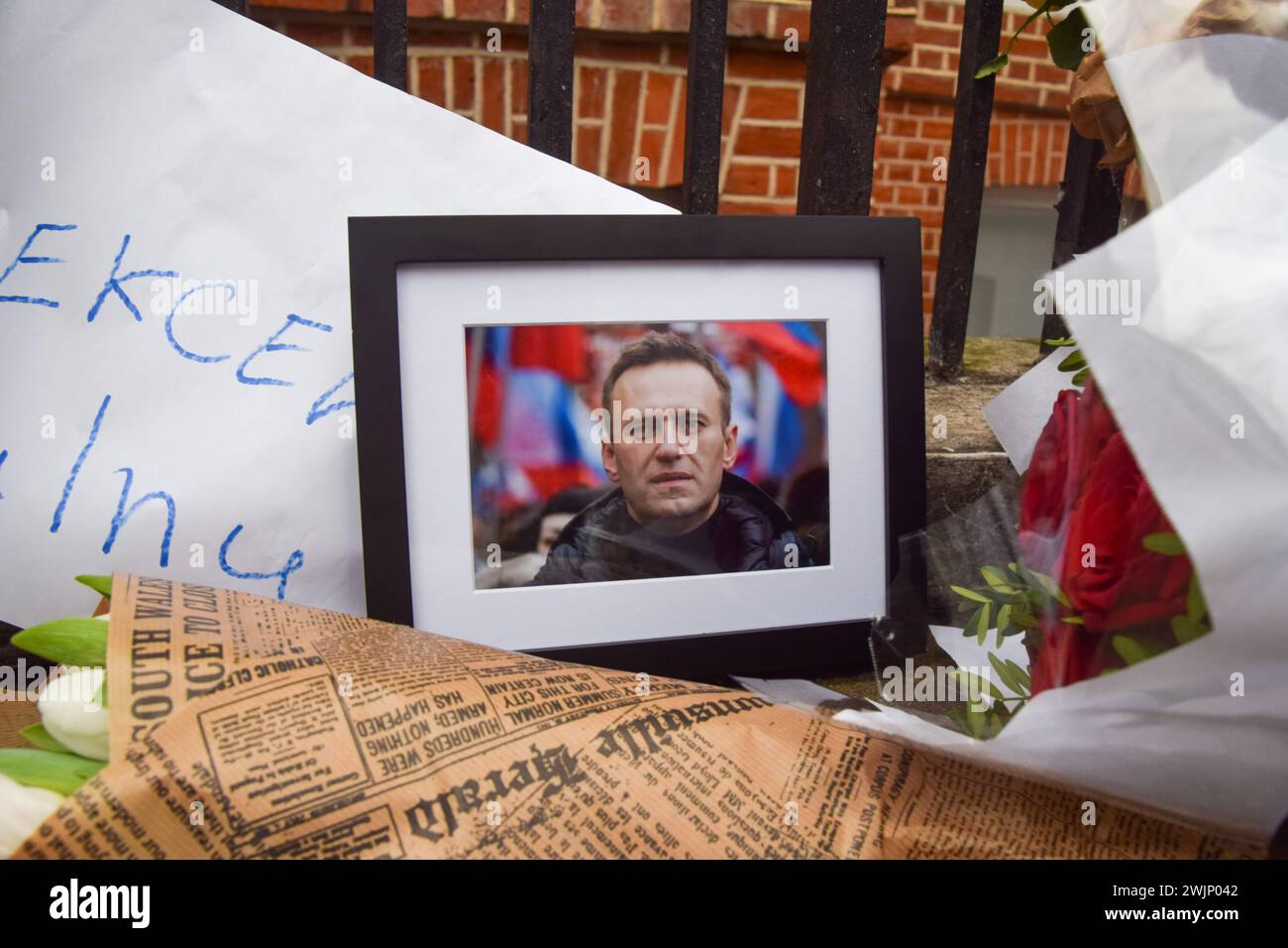 London, UK. 16th February 2024. Supporters of Alexei Navalny hold a ...