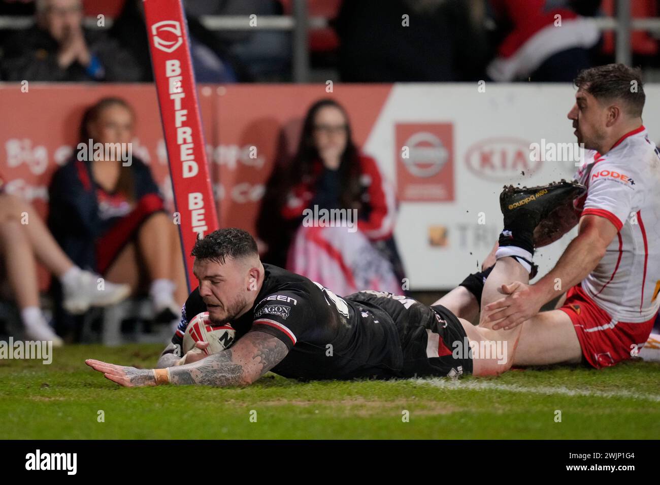 St Helens, UK. 16th Feb, 2024. Robbie Storey of London Broncos dives ...