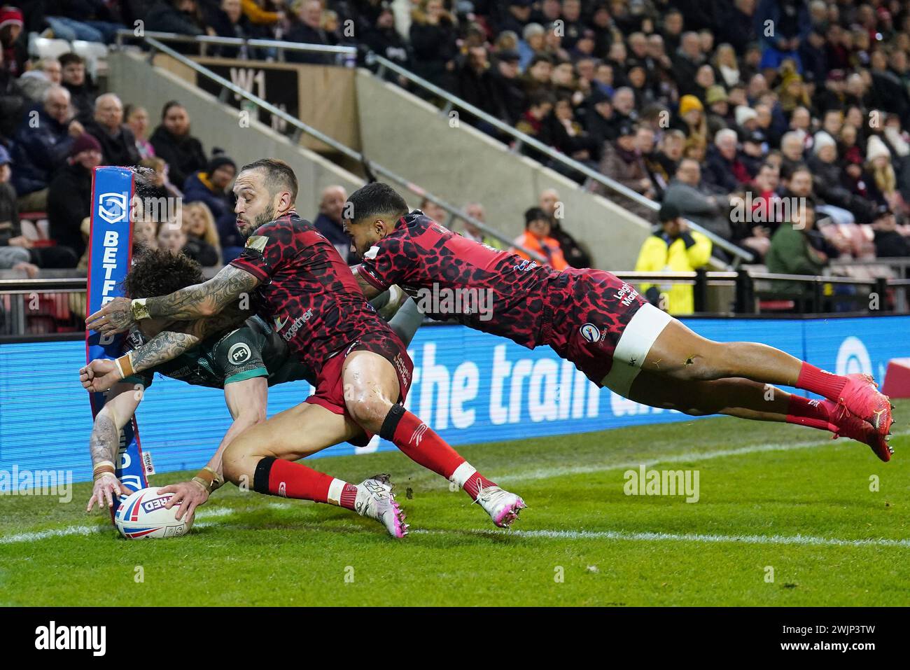 Huddersfield Giants' Elliot Wallis (left) scores their side's third try ...