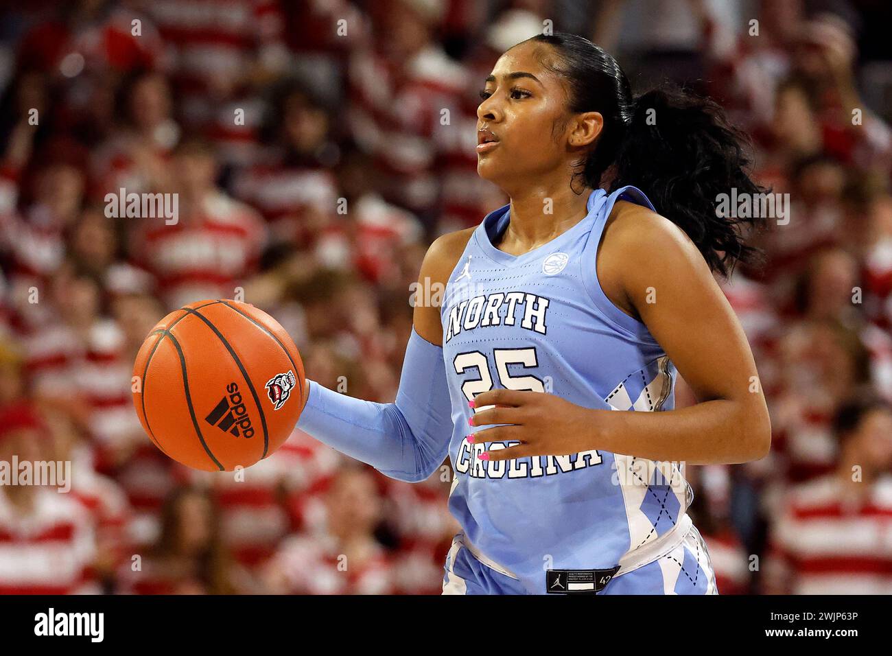 North Carolina's Deja Kelly (25) moves the ball against North Carolina ...