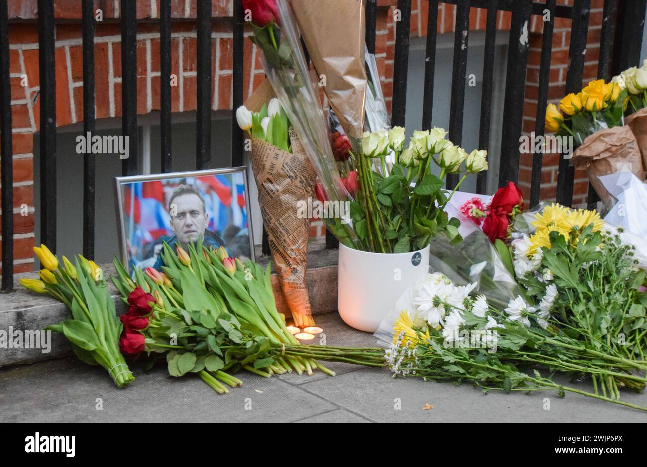 London, UK. 16th February 2024. Supporters of Alexei Navalny hold a ...