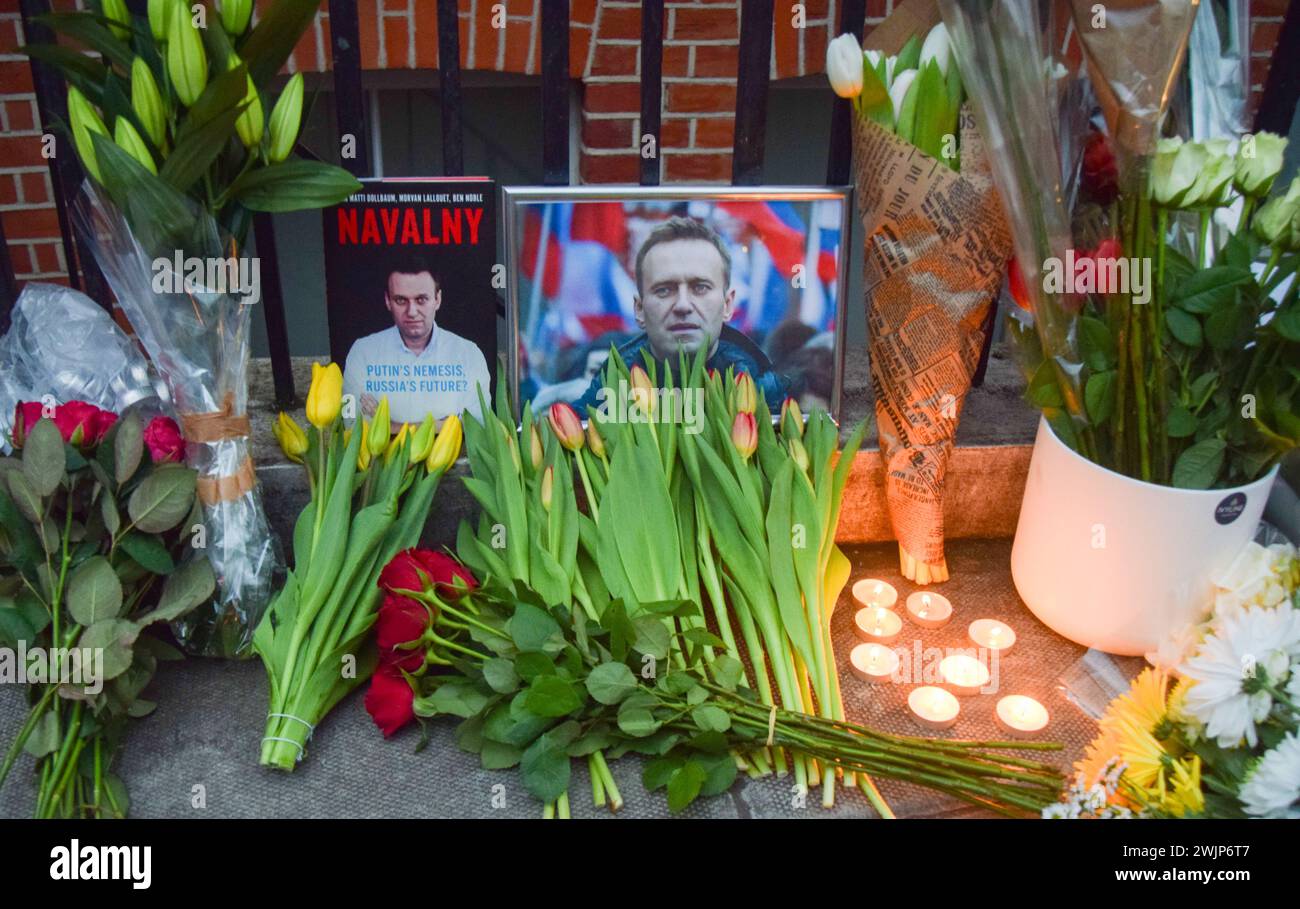 London, UK. 16th February 2024. Supporters of Alexei Navalny hold a ...