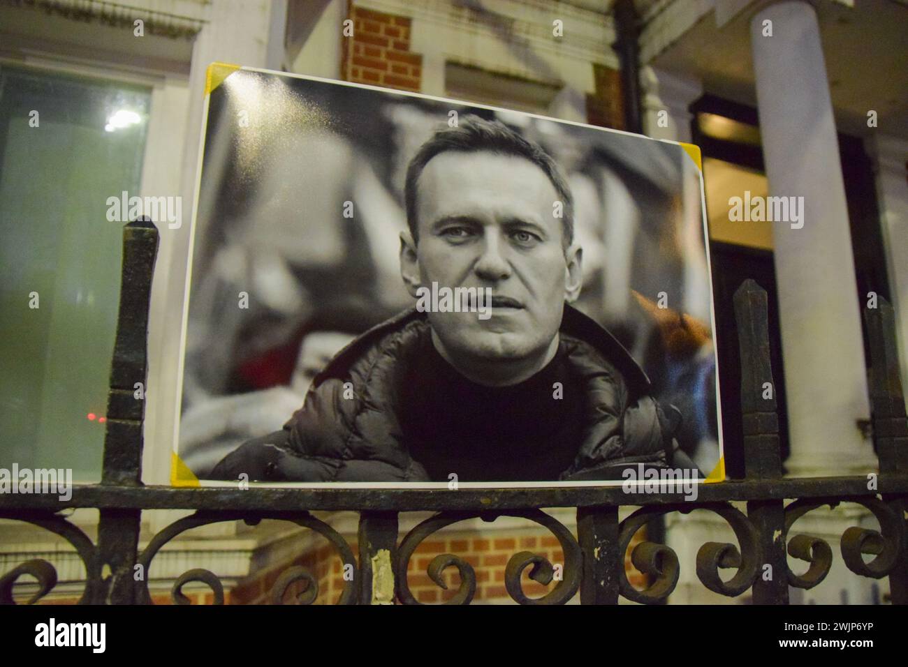 London, UK. 16th February 2024. Supporters of Alexei Navalny hold a ...