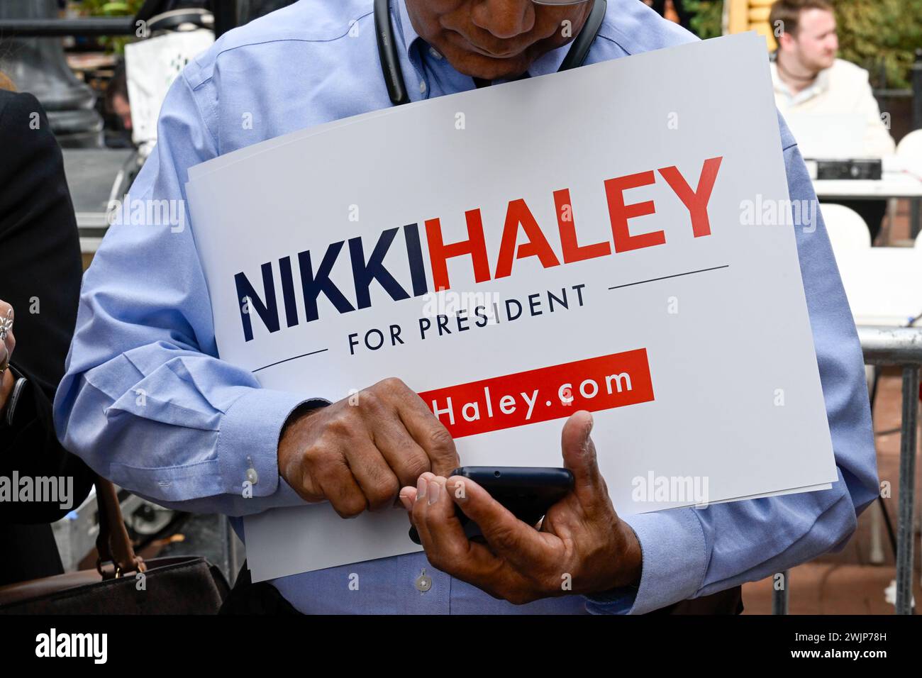 Nikki haley sign hi-res stock photography and images - Alamy