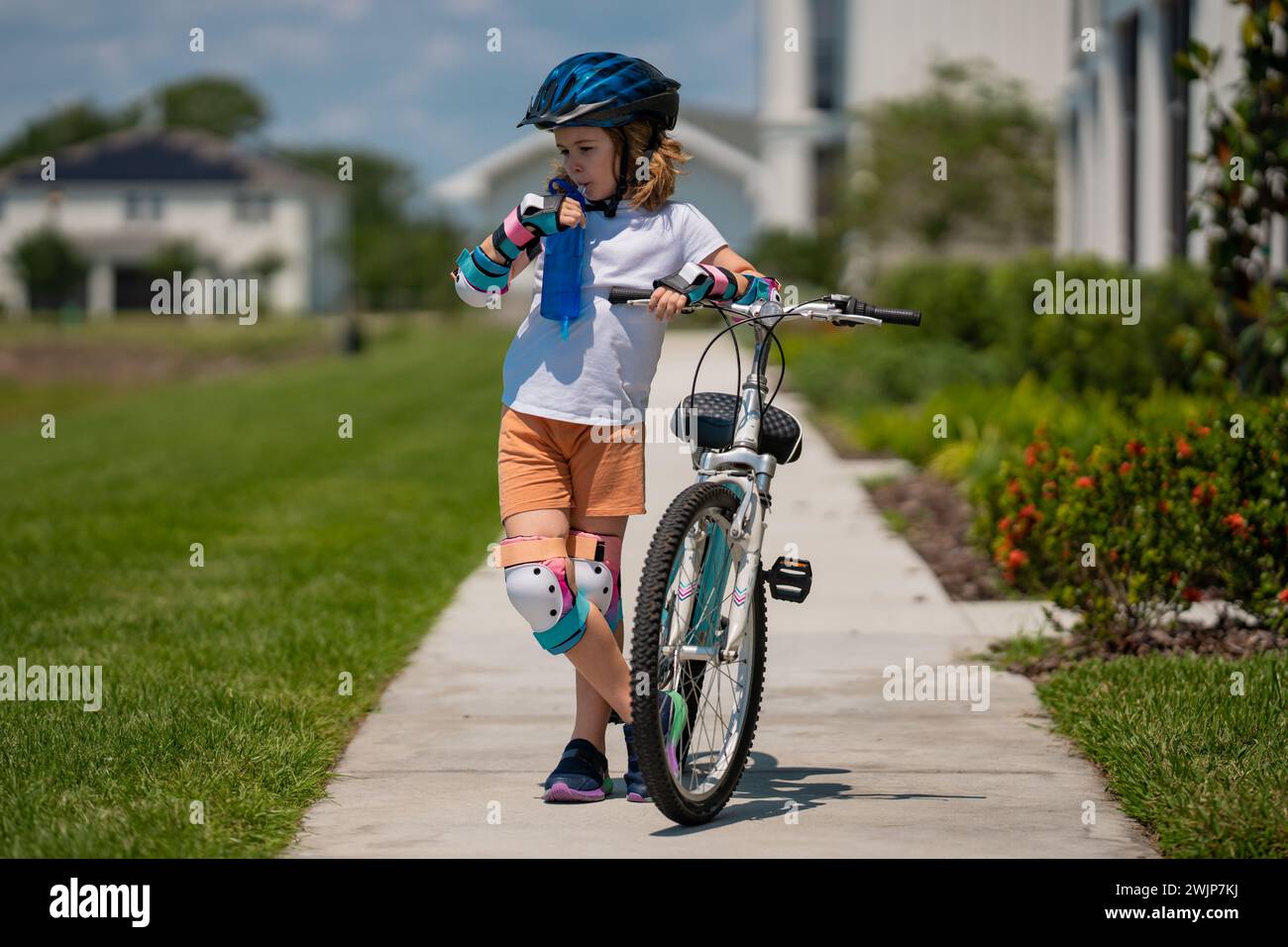 Children learning to ride bikes hi-res stock photography and images - Alamy