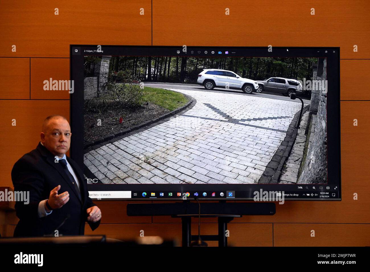 Former Connecticut State Police Detective John Kimball testifies during ...