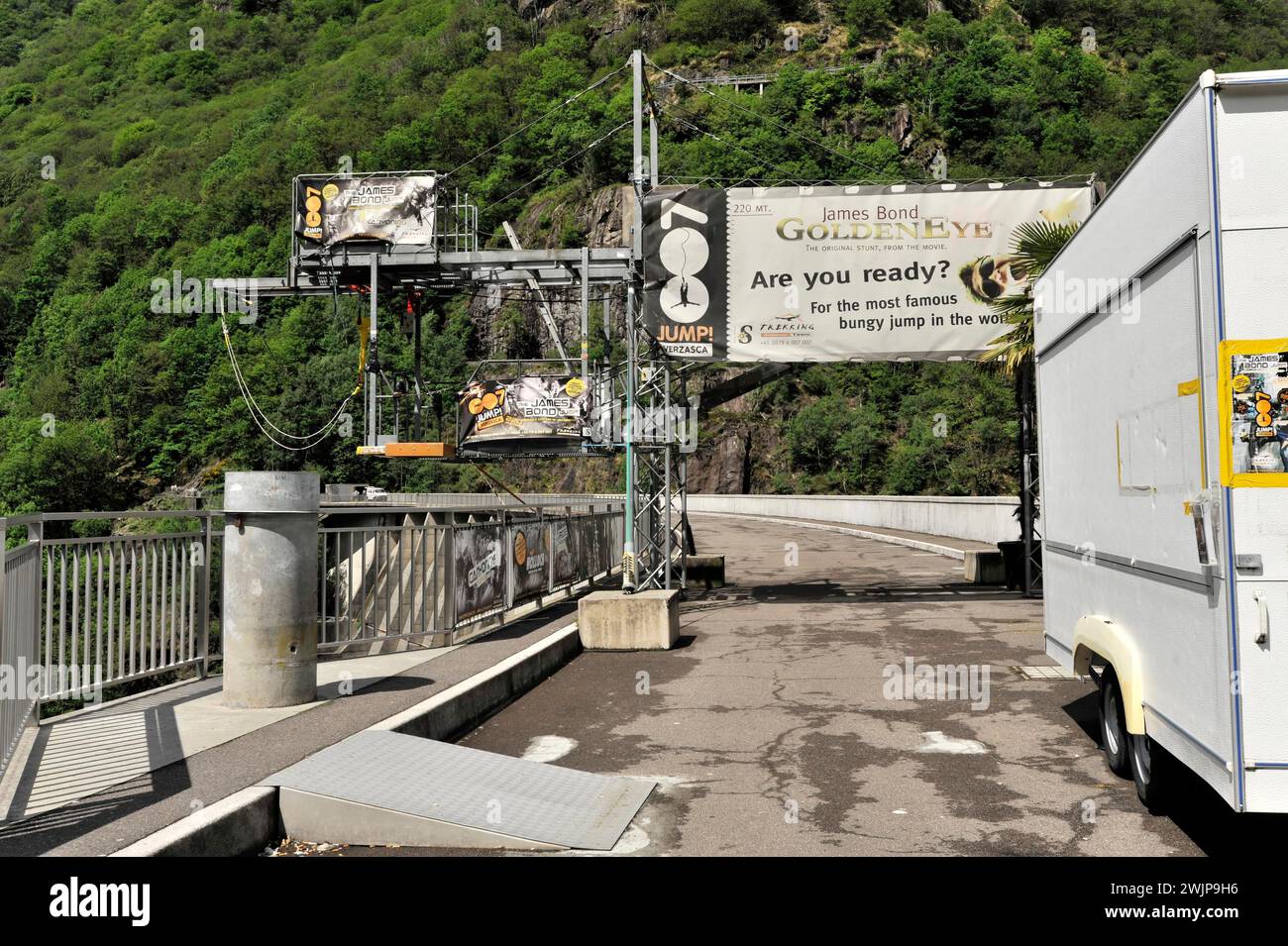 Bungee jump verzasca dam switzerland hi-res stock photography and ...