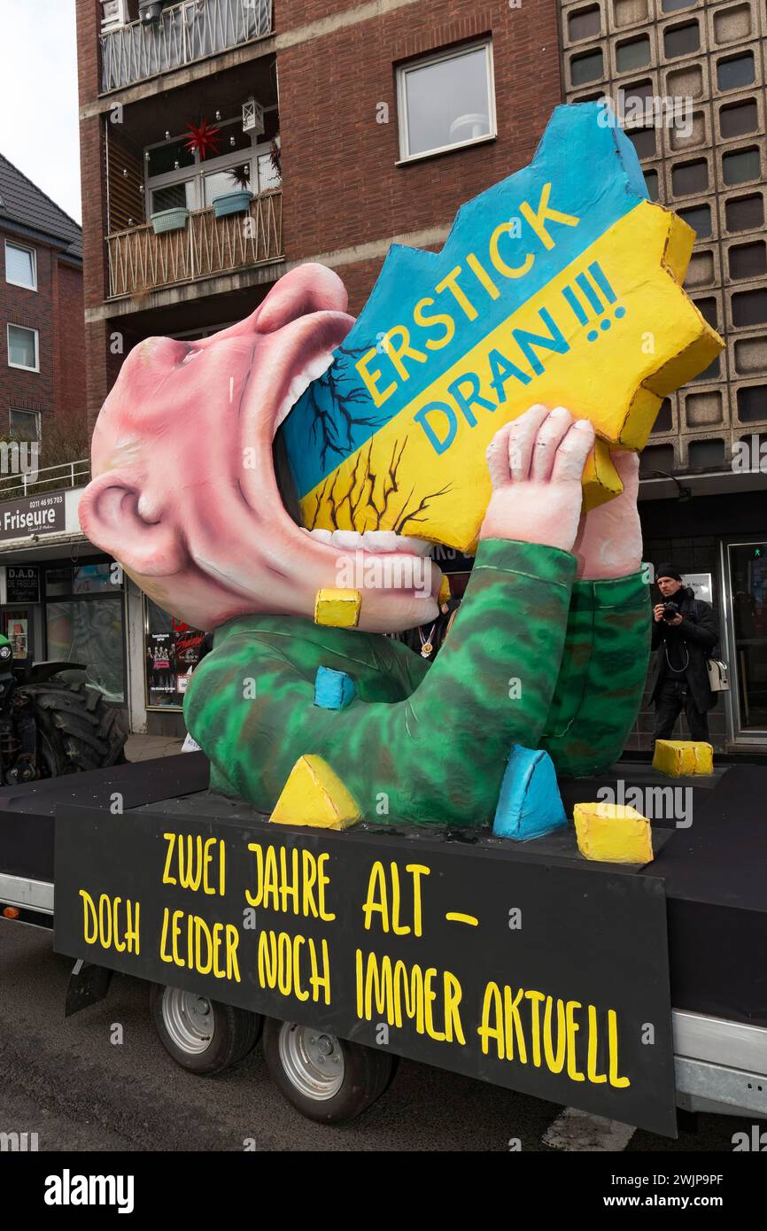 Vladimir Putin with his mouth open, devouring Ukraine, papier-mache ...