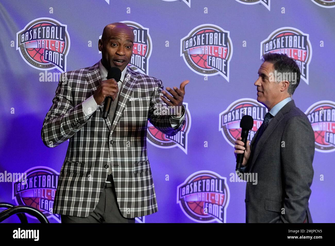 Vince Carter speaks with Matt Winer during the Basketball Hall of Fame ...