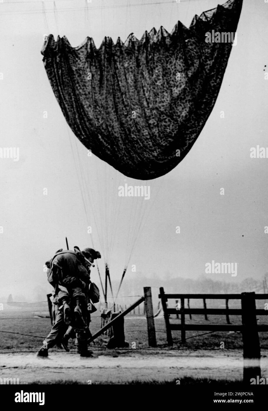 World war two british parachute hi-res stock photography and images - Alamy