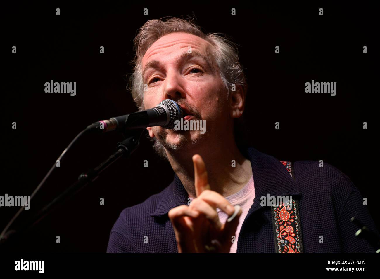 Sänger Olli Schulz bei seinem Konzert im Löwensaal in Nürnberg ...