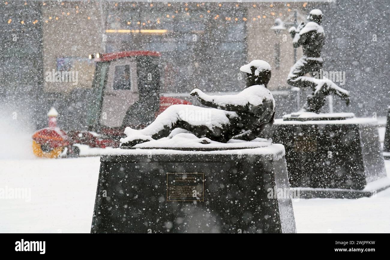 St. Louis, United States. 16th Feb, 2024. As a heavy snow falls on the ...