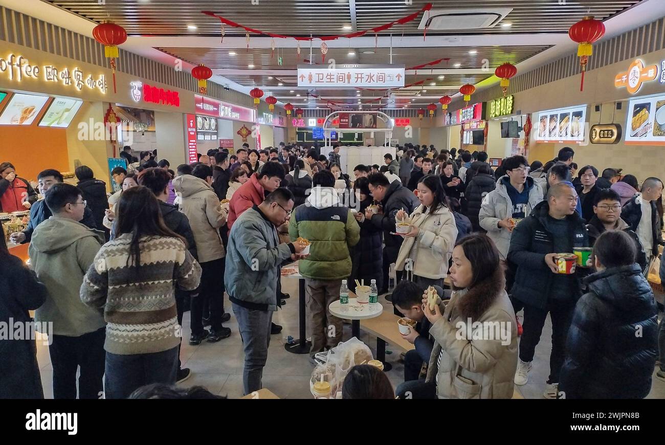 Xuzhou, China. 17th Feb, 2024. XUZHOU, CHINA - FEBRUARY 16, 2024 - Tourists rest at the G2513 ...