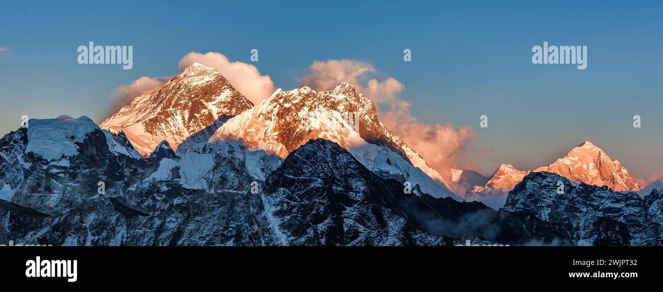Everest mountain at sunset. Dramatic Himalayan peaks. Everest, Lhotse ...