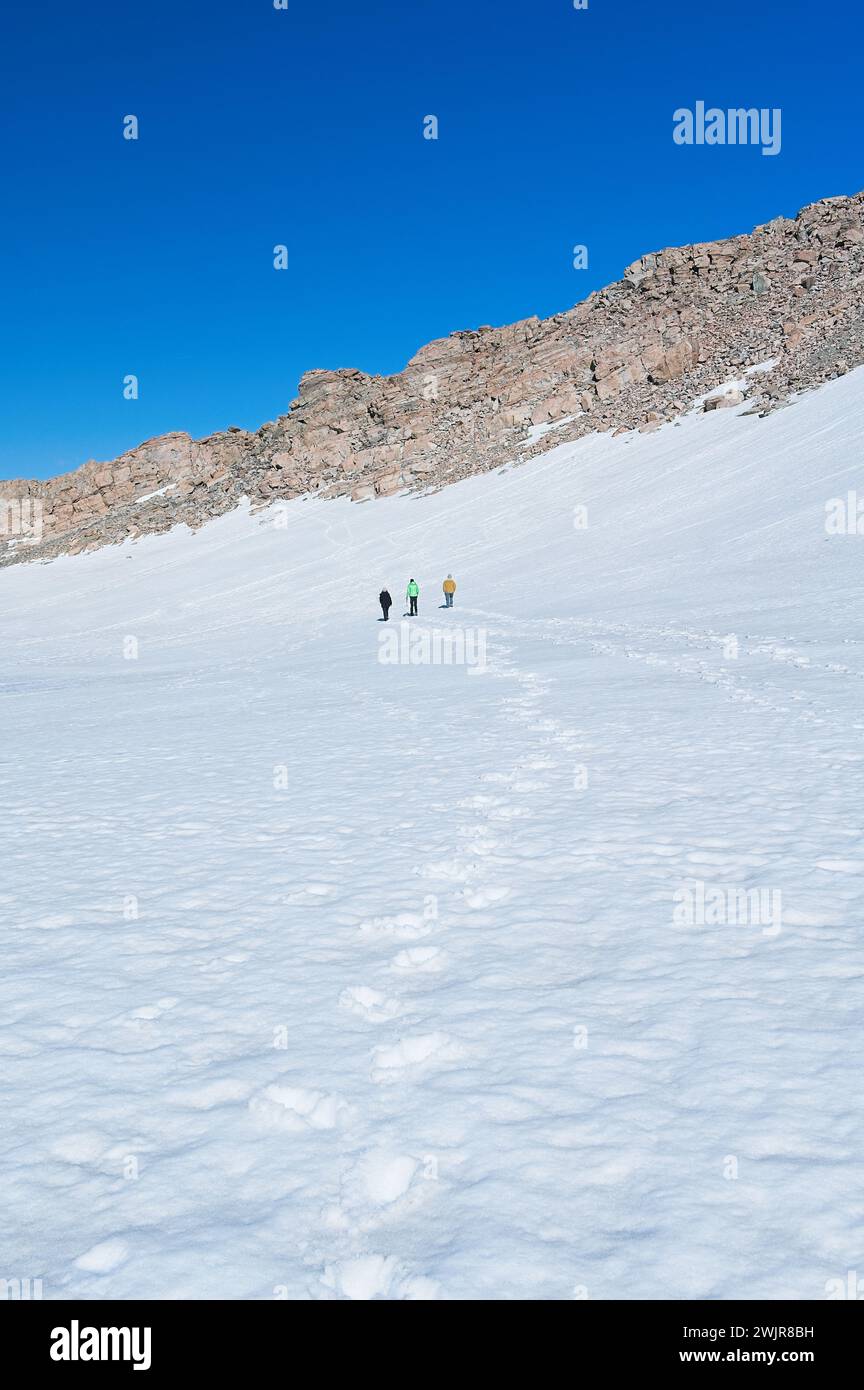 Group people winter clothes hi-res stock photography and images - Alamy