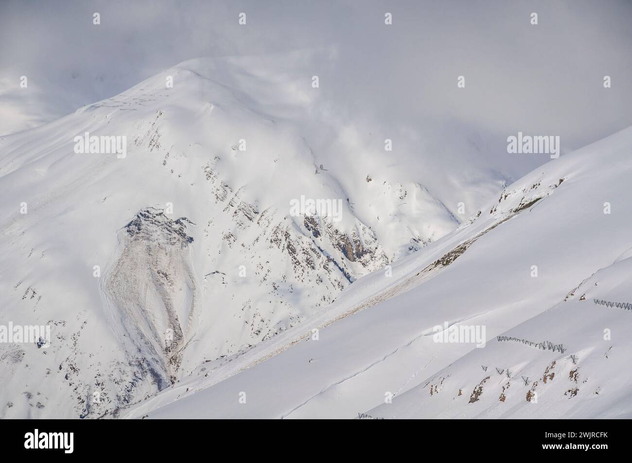 Avalancha de nieve hi-res stock photography and images - Alamy