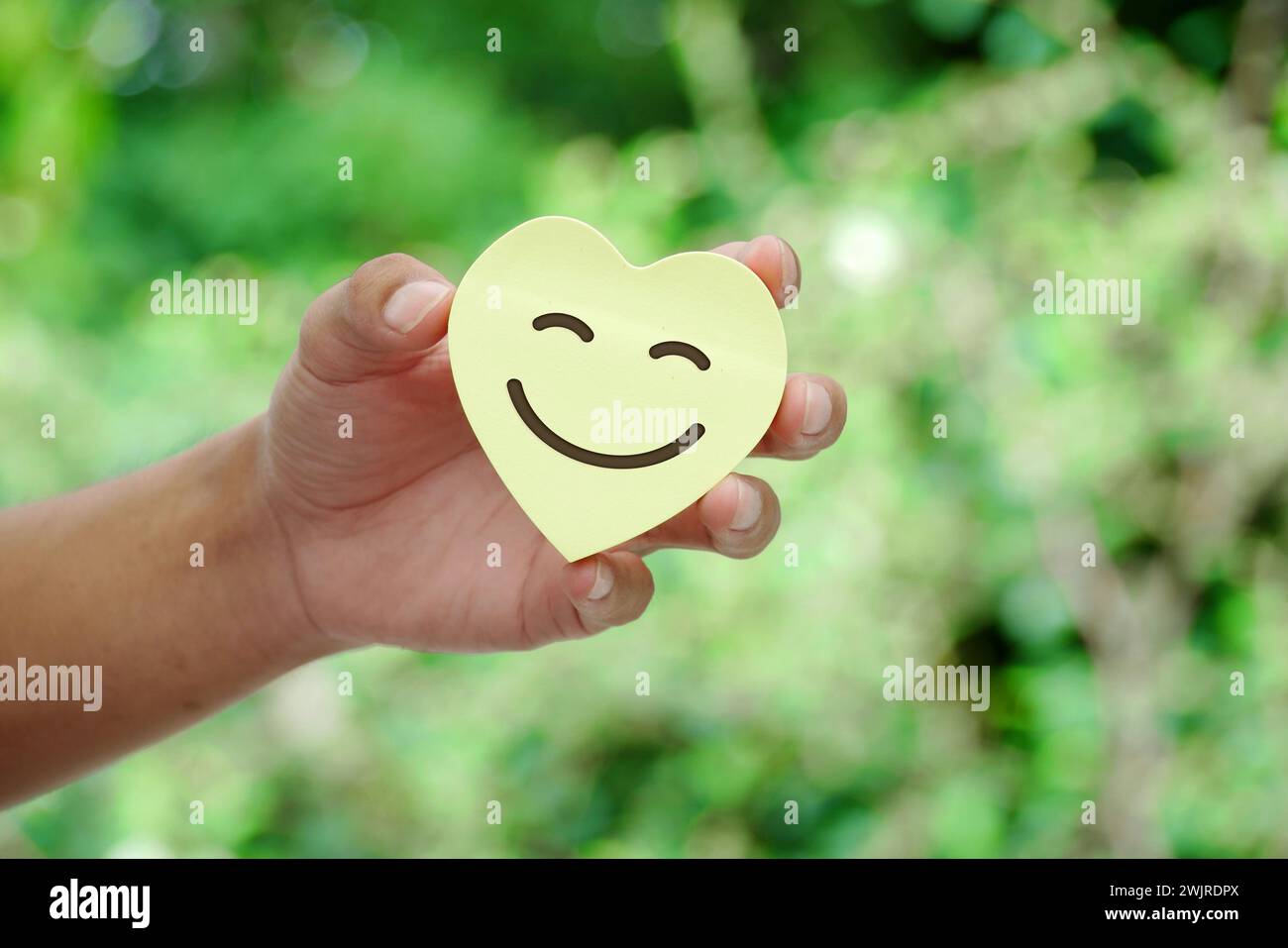 Hand holding happy smile face card. Concept of positive thinking ...