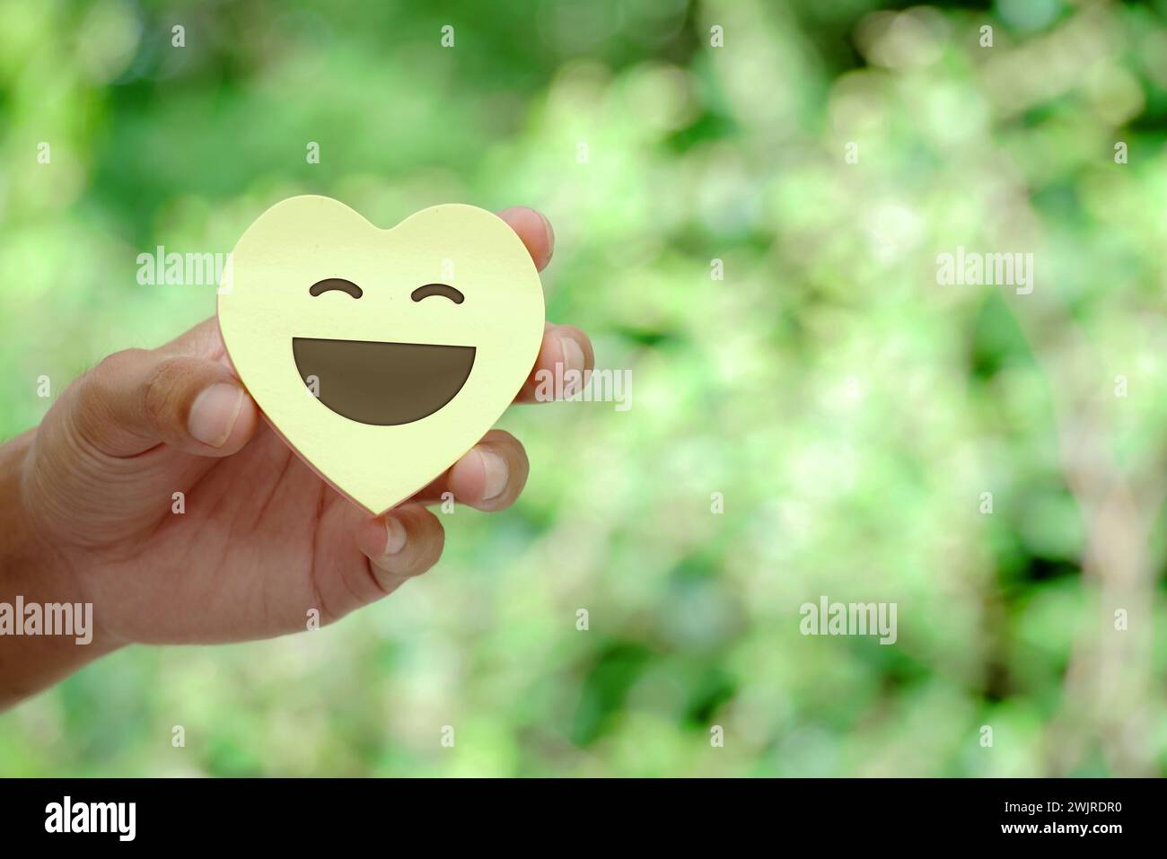 Hand holding happy smile face card. Concept of positive thinking ...