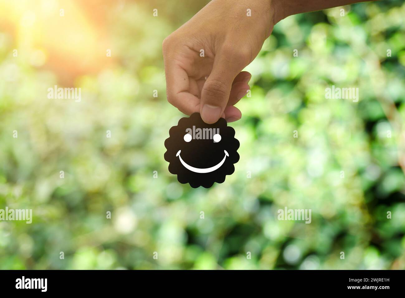 Hand holding happy smile face card. Concept of positive thinking ...