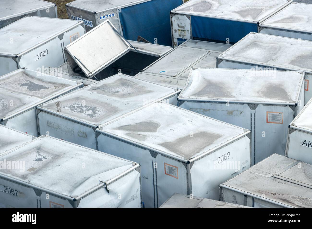 Airport cargo ramp hi-res stock photography and images - Alamy
