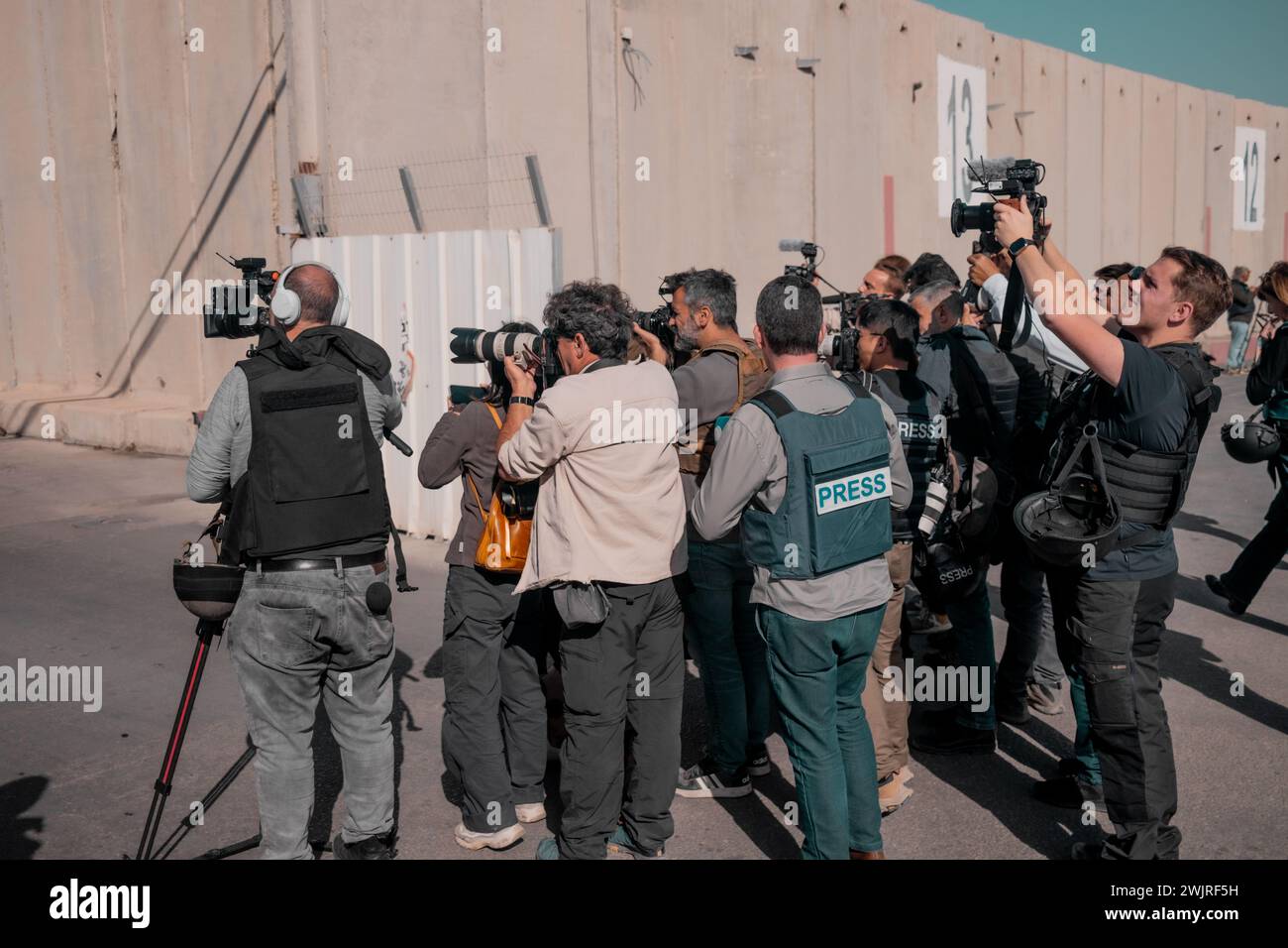 The journalists at Israel-Gaza Border Documenting Humanitarian Aid ...