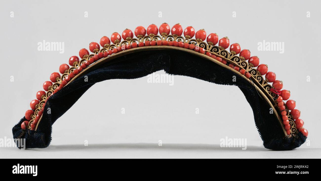 Comb back. Decor on 3 levels on lower level, a row of pearls, on median ...