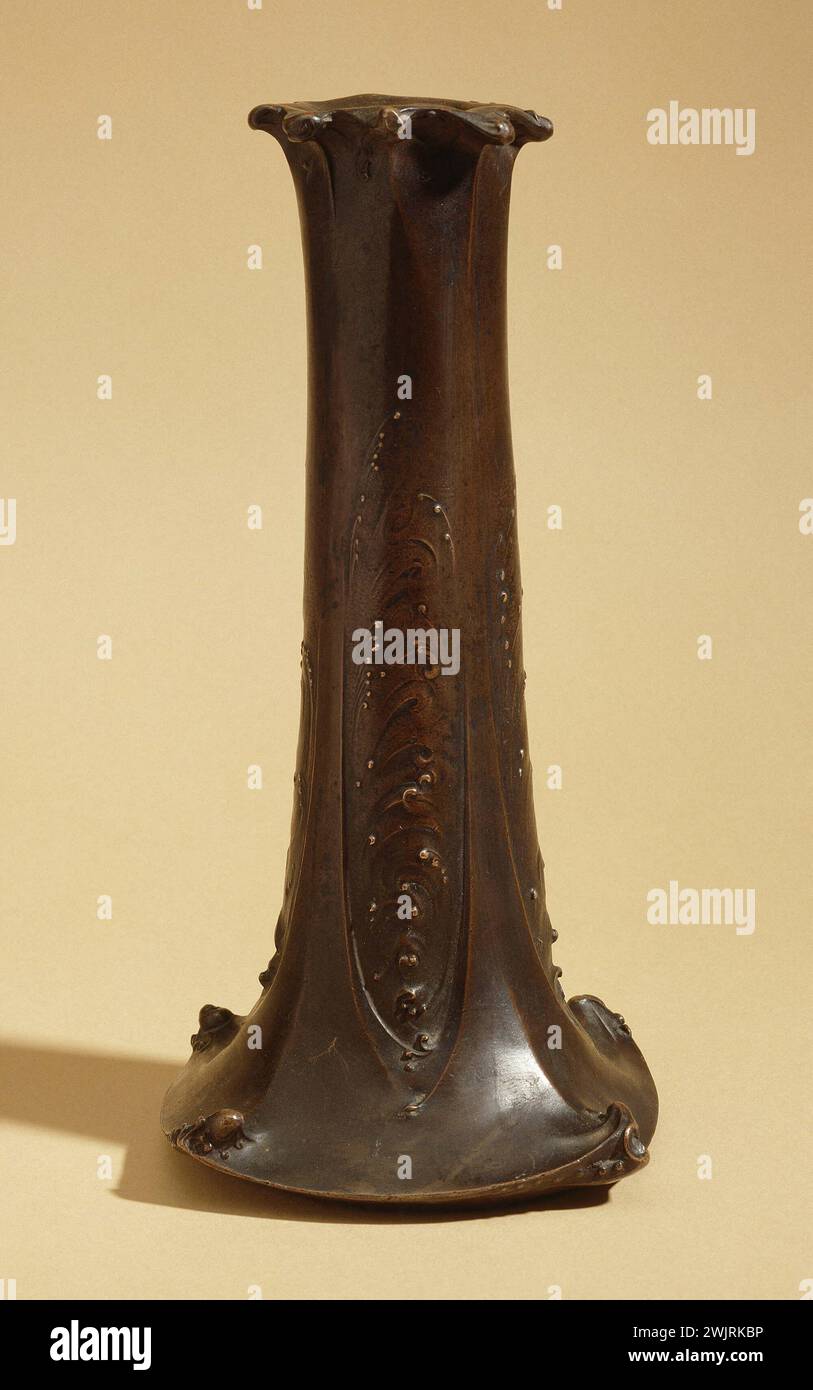 Philippon. Bronze vase, according to a model by Hector Guimard (1867 ...