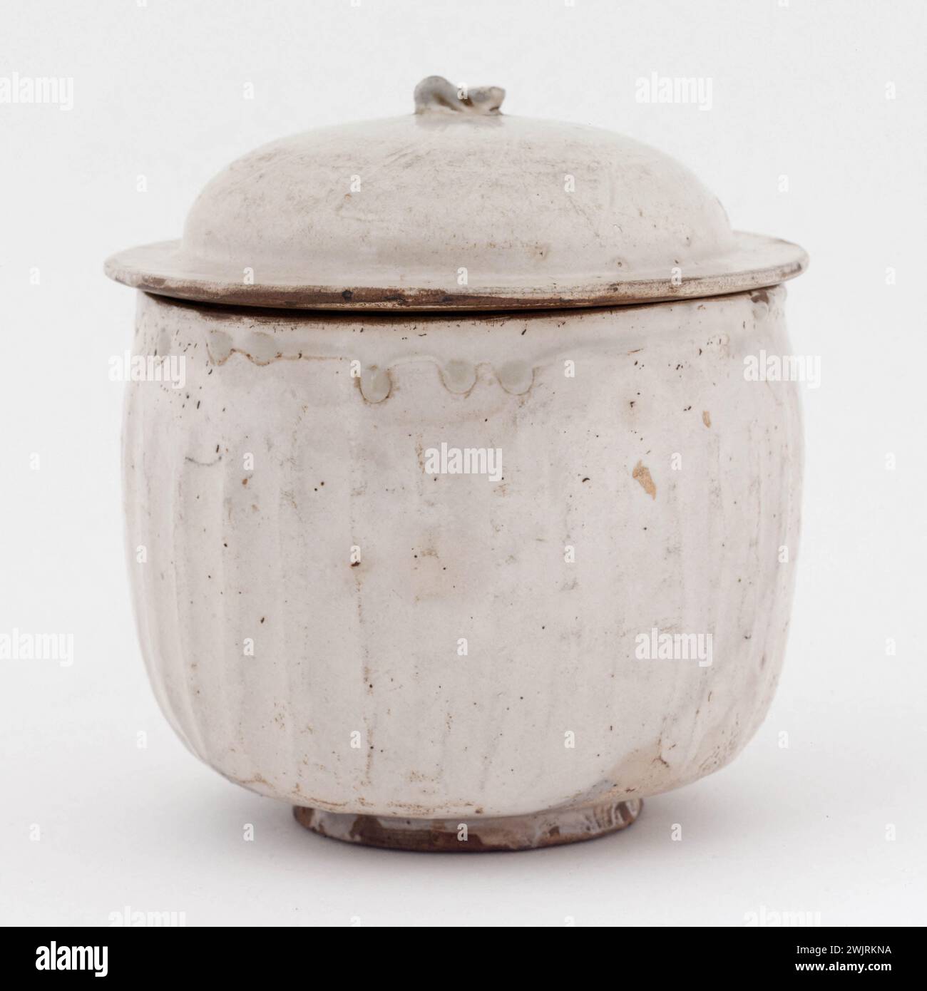 Bowl and its lid ". Sandstone, white slip under transparent cover ...